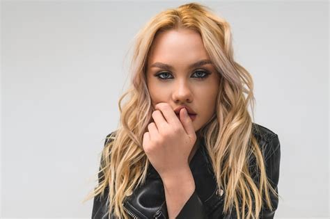 Chica rubia en pruebas de modelo de lencería Foto Premium