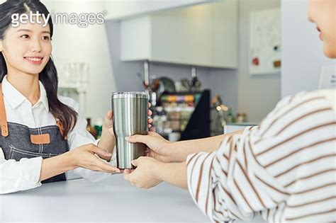 카페 바리스타 카페테리아직원 음식서비스직 대화 제로웨이스트 이미지 Jv12294763 게티이미지뱅크