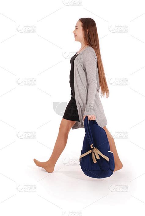 一个背着书包的少女的肖像 一个背着书包的少女的肖像
