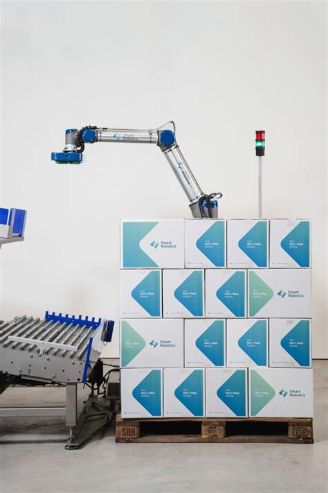 A Robot Or Cobot In Your Warehouse Advantages And Disadvantages