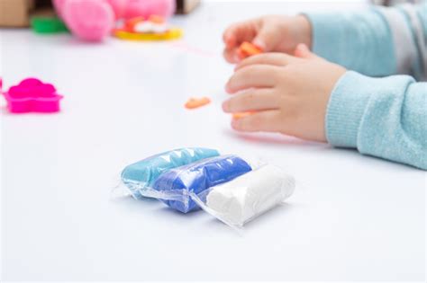 아이들의 창의력을 위해 아이들의 손은 반죽을 재생합니다 미세 운동 기술 개발을위한 보드 게임 개념에 대한 스톡 사진 및 기타 이미지 Istock