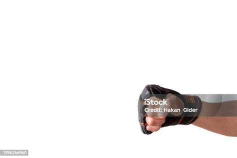 흰색 배경에 고립 된 팔을 가진 킥복싱 장갑 복사 공간 권투 장갑으로 펀칭 정면보기 킥복싱 주먹 빈 공간 아이디어 무술 개념