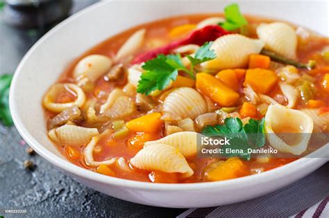 수프 테이블에 파스타와 이탈리아 야채 수프 채식주의 음식 건강한 식생활에 대한 스톡 사진 및 기타 이미지 건강한 식생활 고추류 그릇 Istock