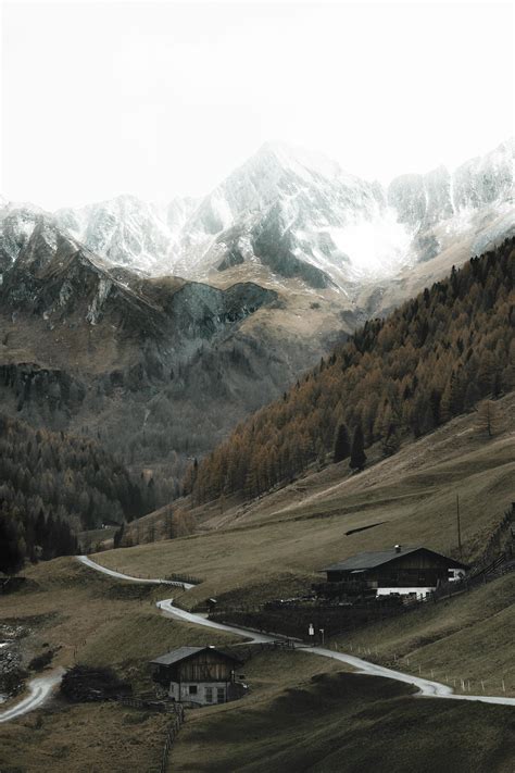 Dslr 가을 경치 경치가 좋은 고요한 고원 골짜기 관광 광야 그림 같은 나뭇잎 농촌의 높이 눈 눈 덮인 봉우리 도로 등산 떨어지다 러스틱