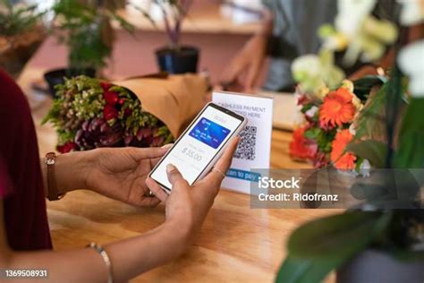 Qr 코드를 스캔하기 위해 휴대 전화 응용 프로그램을 사용하여 꽃집을 지불하는 여성 지불에 대한 스톡 사진 및 기타 이미지 지불 Qr코드 모바일결제 Istock