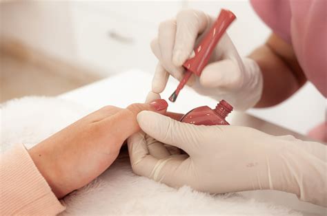 매니큐어 개인 관리 컨셉으로 손톱을 그리는 전문 매니큐어의 손 2명에 대한 스톡 사진 및 기타 이미지 2명 건강한 생활방식 관능 Istock