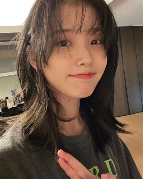 아이유 긴 머리 싹뚝 보이시한 스타일 변신