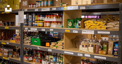 갈색 나무 선반에 녹색과 흰색 라벨이 붙은 플라스틱 병 사진 Unsplash의 무료 음식 이미지