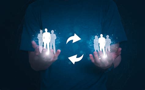 홀로그램 글로벌 네트워크 구조와 정보 교환 전 세계 정보를 기술 인터넷 디지털 마케팅과 연결하는 개념에 대해 고객에게 보여주는 사업가 가상현실에 대한 스톡 사진 및 기타