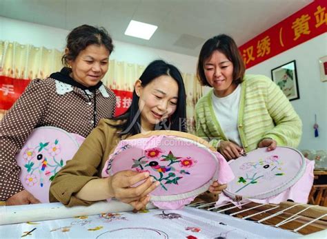 湖北大悟：“汉绣”绣出幸福生活 人民图片网