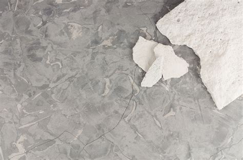 깨진 흰색 돌 하나 와 그 더러운 회색 콘크리트의 배경에 조각 콘크리트에 대한 스톡 사진 및 기타 이미지 콘크리트 0명