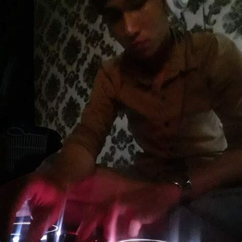 Stream Chỉ mong em sẽ chọn đúng người thật lòng thương lấy em by Tuấn Triệu Listen online for