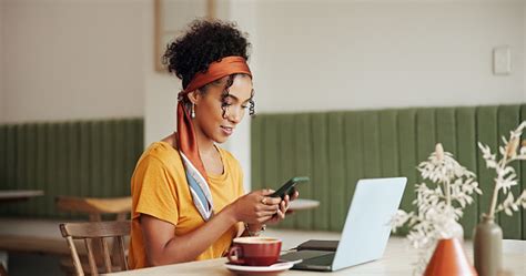 창의적인 여성 노트북 및 스마트 폰으로 타이핑 인터넷 에이전시 및 커피 숍 연구에 대한 아이디어 프로젝트 제안서 및 원격 작업 온라인 스타트업을 위한 카페 걸 기업가 또는