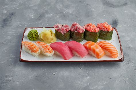 연어 참치 크렉타 장어를 곁들인 초밥과 건칸 회색 배경의 흰색 접시에 매콤한 소스를 곁들인 식욕을 돋웁시다 일본 음식 스시 접시에 대한 스톡 사진 및 기타 이미지 Istock
