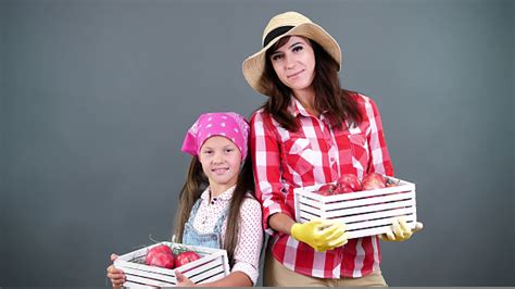 농민 어머니와 딸 그들의 손에 붉은 익은 유기농 사과 나무 상자를 들고 웃 고 스튜디오에 회색 배경에서의 가족의 초상화 2명에 대한 스톡 사진 및 기타 이미지 Istock