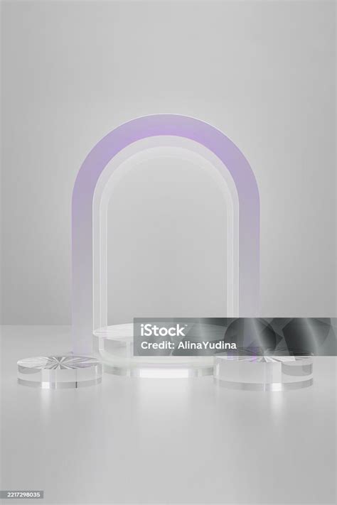 3d 사실적인 세트 3 개의 원통형 연단 배경 투명 유리 모형 3d 렌더링 흰색 장면 빛이 빛나는 보라색 아치 디스플레이 제품을 위한 미니멀리스트 무대 쇼케이스 템플릿 0