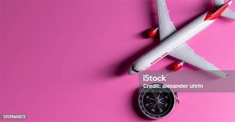 여름 주말 여행 휴가 액세서리 비행기 여권 나침반 및 전화 상단 보기 평면 분홍색 파스텔 배경에 누워 공간을 복사합니다 여행 컨셉 0명에 대한 스톡 사진 및 기타 이미지