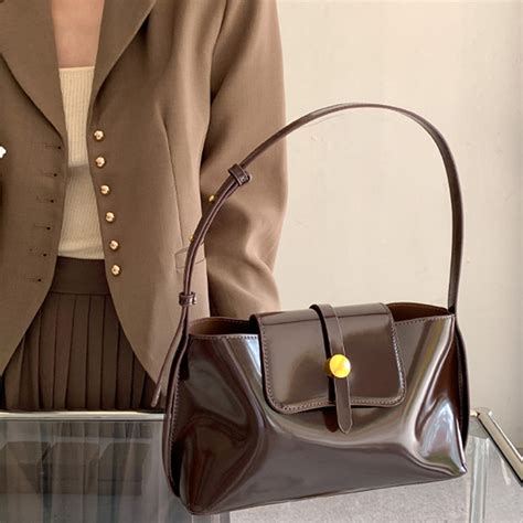 레더 가죽 스윙 골드 버튼 숄더백 스퀘어백 올드머니룩 에이블리