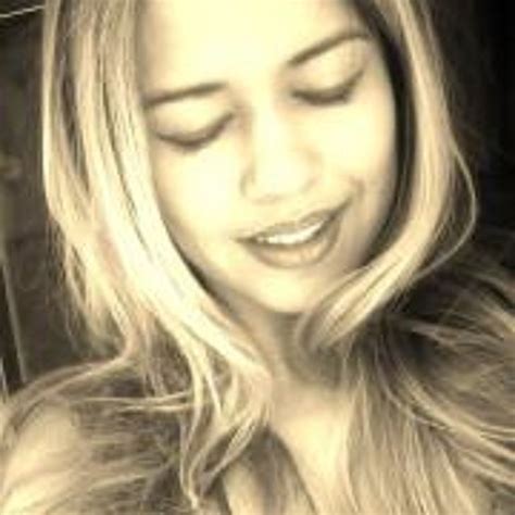 Stream Thais Britto 2 Music Listen To Songs Albums Playlists For