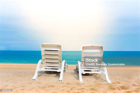 2 개의 자 및 Bokeh 비치 열 대 배경 여름 휴가 여행 아이디어 휴식 코코넛 나무와 모래 해변 0명에 대한 스톡 사진 및 기타 이미지 Istock