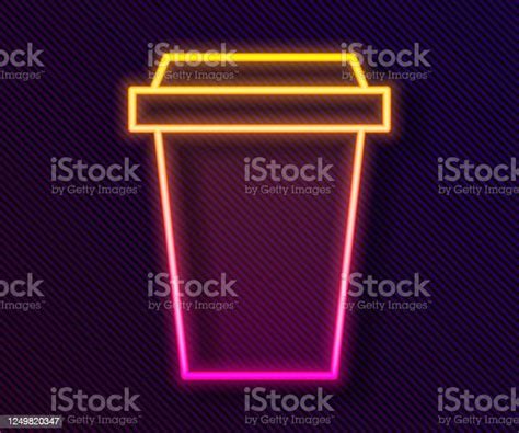 빛나는 네온 라인 커피 컵은 검은 배경에 고립 된 아이콘을 이동합니다 벡터 일러스트레이션 다중 색상에 대한 스톡 벡터 아트 및 기타 이미지 다중 색상 단일 객체 동작