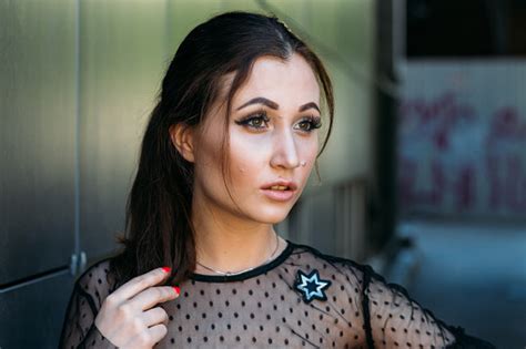 예쁜 젊은 여자의 패션 세련 된 초상화의 감정적 초상화 도시 초상화입니다 슬픈 소녀입니다 검은 드레스에 갈색 머리입니다