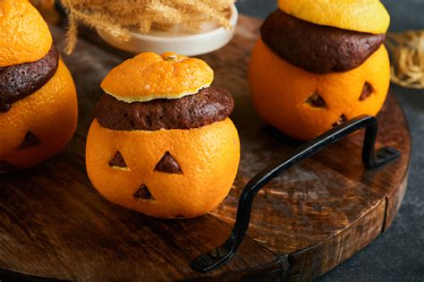 할로윈 파티 잭 오 랜턴 초콜릿 오렌지 케이크는 오래된 숲 가지 및 나뭇잎의 배경에 대하여 할로윈 음식 개념 할로윈 축하를위한 과자 10월에 대한 스톡 사진 및 기타 이미지