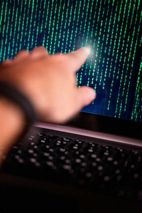 It 가리키는 가벼운 가상의 기술 네트워크 녹색 데이터 디스플레이 디지털 매트릭스 모니터 미래적인 보안