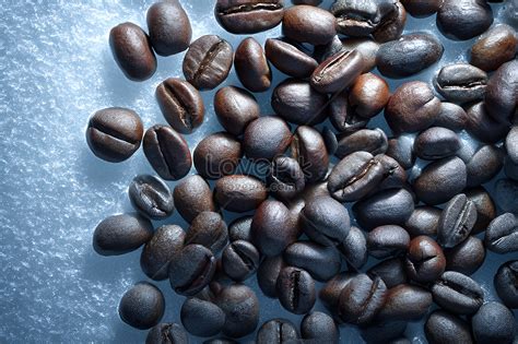 연한 파란색 배경에 커피 콩