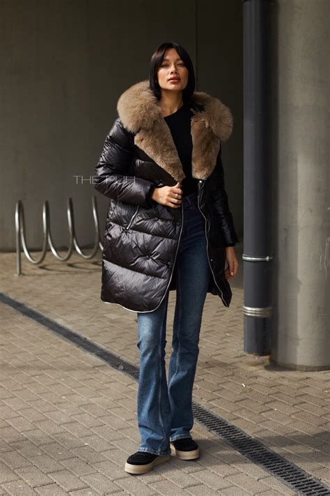 Удлиненный пуховик с декоративной молнией и капюшоном с мехом купить за 7 900 ₽ Интернет