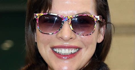 포토 밀라 요보비치 깜찍한 꽃무늬 선글라스