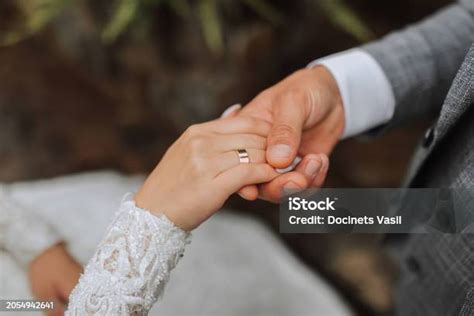 아름다운 럭셔리 웨딩 신랑 신부의 손을 클로즈업 신랑은 신부의 손을 잡는다 결혼 반지 2명에 대한 스톡 사진 및 기타 이미지 2명 금발 머리 남자 Istock