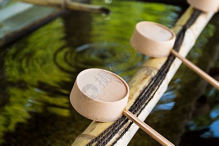 在日本寺庙净化水金子文化神道花园纯化竹子青铜喷泉神社传统高清图片下载 正版图片322140331 摄图网