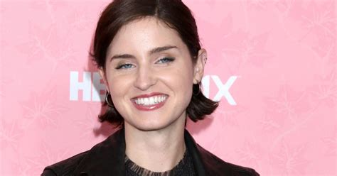 Christina Kartchner Première De La Série The Sex Lives Of College