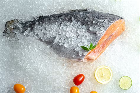 신선한 바다 바다 붉은 물고기 머리없이 얼음에 거짓말 체리 레몬과 라임의 조각은 둥근 슬라이스 주위에 거짓말 녹색 바질 빛 상단 측면보기 주위 가격에 대한 스톡 사진 및