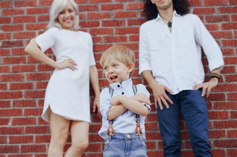 Hermosa Joven Familia Foto Gratis