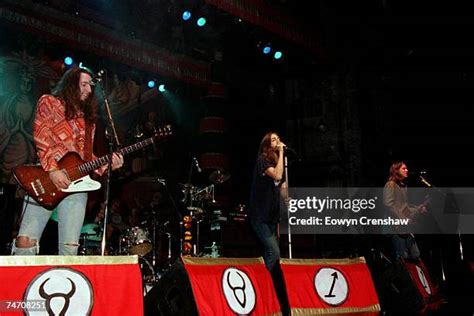 Black Crowes In Concert Photos And Premium High Res Pictures Getty Images