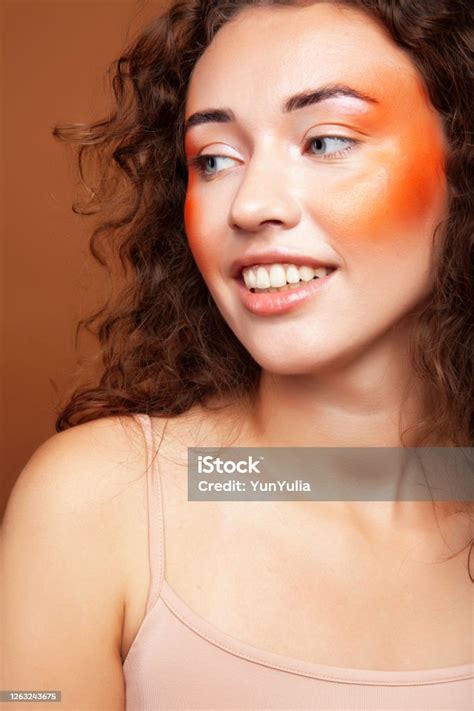 갈색 배경 라이프 스타일 사람들 개념에 명랑 포즈 곱슬 머리를 가진 젊은 예쁜 소녀 20 24세에 대한 스톡 사진 및 기타 이미지 20 24세 곱슬 머리 귀여운