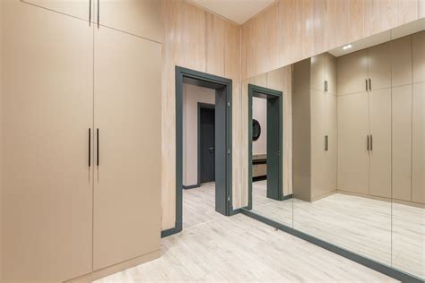 가구 가정의 미학 거울 거울 반사 깨끗한 라인 널찍한 단순한 대출 디자인 램프 목재 패널 문 문틀 미니멀 바닥 반사 반짝반짝 빛나는 방