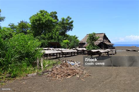 고아 라와 해변의 천연 소금 제조업자 또는 소금 농부 고아 라와 클룽쿵 이스트 발리의 판타이 고아 라와에는 바닷물이 태양 아래 놓여지고 물이 증발하여 순수한 바다 소금을 0