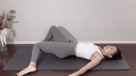 【柔軟性を取り戻そう！】ガチガチ腰回り＆股関節をリセットする膝倒しストレッチ ヨガジャーナルオンライン