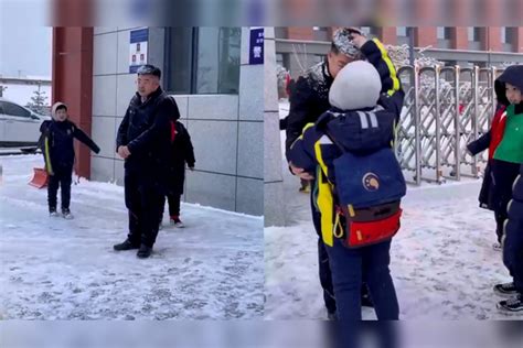 温暖一幕学生将校长头上的积雪拍干净校长乐呵呵任学生所为