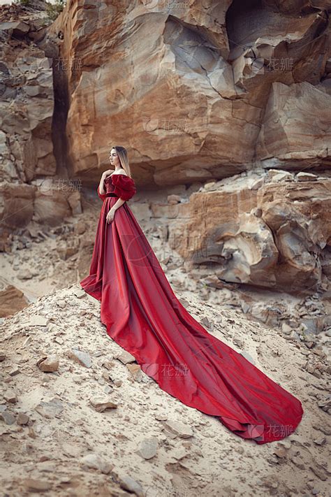 穿红裙子和长裙的女孩