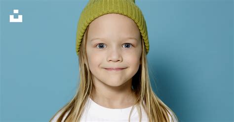 흰 셔츠와 녹색 모자를 쓴 어린 소녀 사진 Unsplash의 무료 소녀 이미지