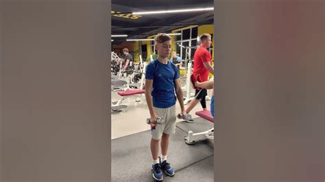 Тренування футболістів Тренування на плечі Піднімання гантелей перед