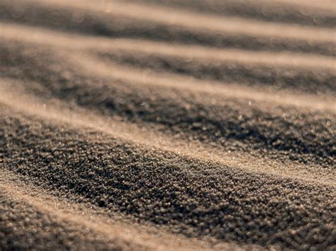 간 건조한 경치 고요한 그림자 대조 대형 등고선 땅 메마른 모래 모래 언덕 모래로 뒤덮인 모양 물결 모양 미니멀리스트 배경 부드러운 불모의