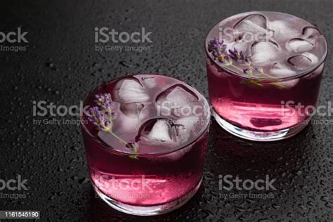 젖은 검은 색 배경에 얼음라벤더 레모네이드 해독 물 여름 음료 다이어트 칵테일 아름 다운 공간을 복사합니다 0명에 대한 스톡 사진 및 기타 이미지 Istock