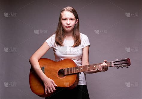 弹吉他的女孩
