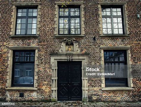ประตูและหน้าต่างบนผนังอิฐของบ้าน ภาพสต็อก ดาวน์โหลดรูปภาพตอนนี้ กลางแจ้ง การตั้งค่า การ