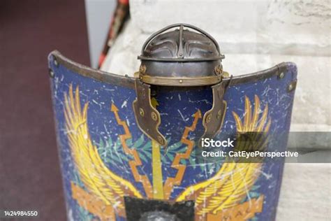 역사적인 재연에서 고대 로마 군인의 방패와 헬멧에 대한 세부 사항 0명에 대한 스톡 사진 및 기타 이미지 0명 Empire 건축 Istock